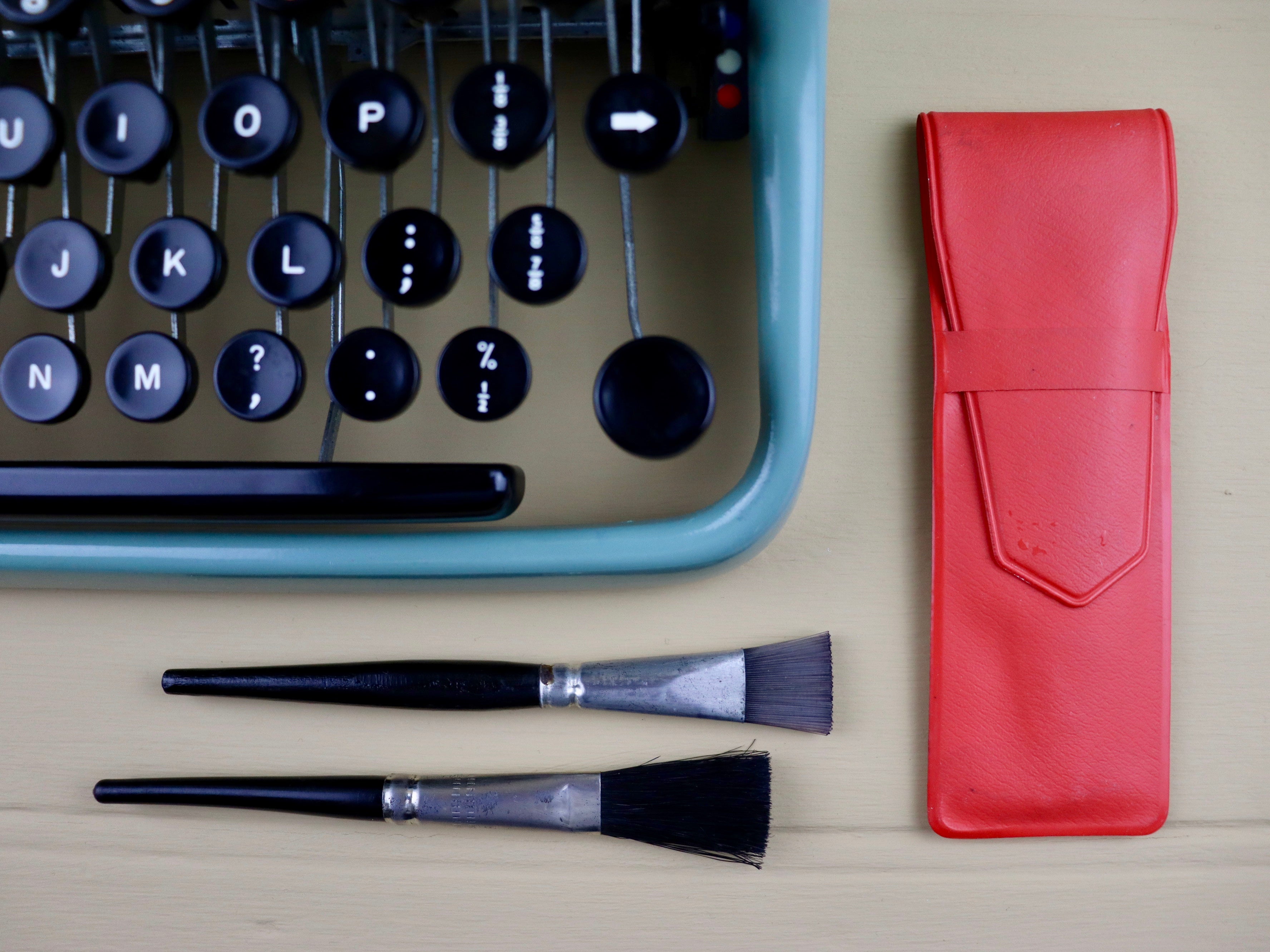 Olivetti Typewriter Brush Set in Pouch – Charlie Foxtrot Vintage